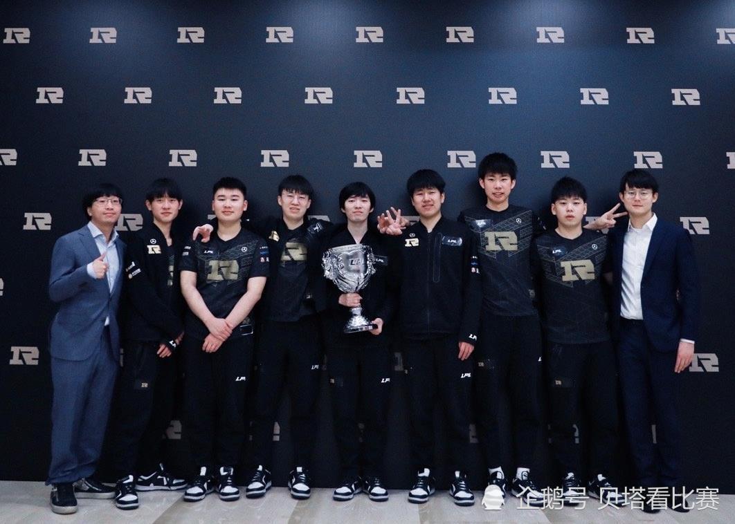 “RNG和PGG队员疯狂聊天”，AD喊话Gala：来单杀我！Cryin现场学英文