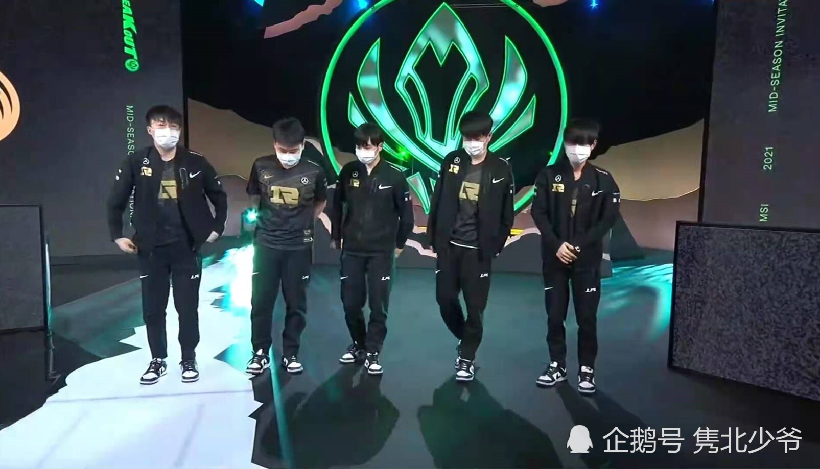 “RNG一战打成巅峰SKT”，MAD被RNG运营崩溃AD直接发推自闭，乐言现场摇头庆祝