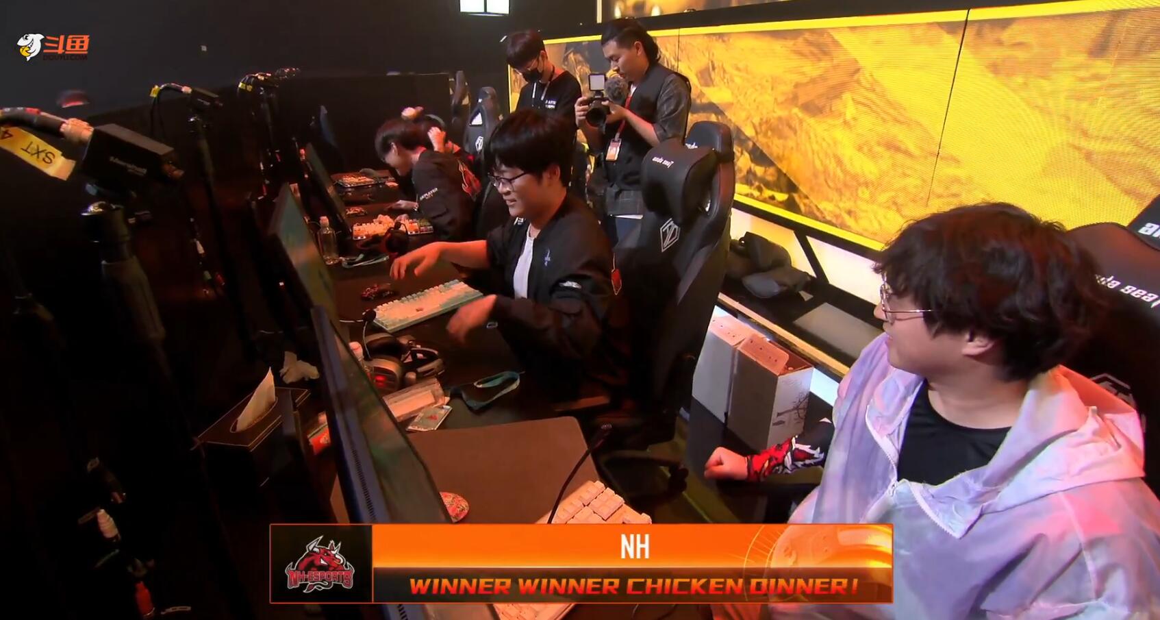 PCL季后赛第一日：17二连鸡登顶 4AM首鸡魔咒？NH双人凶猛吃鸡