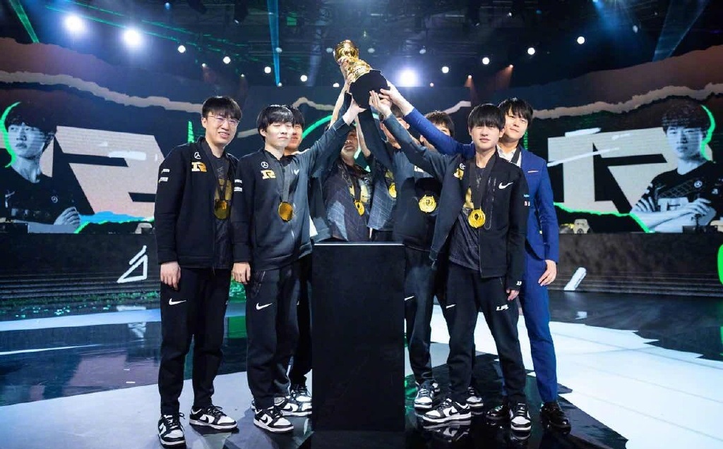 时隔三年RNG再捧MSI奖杯，Uzi却被骂惨了，直播间黑屏封了3000人