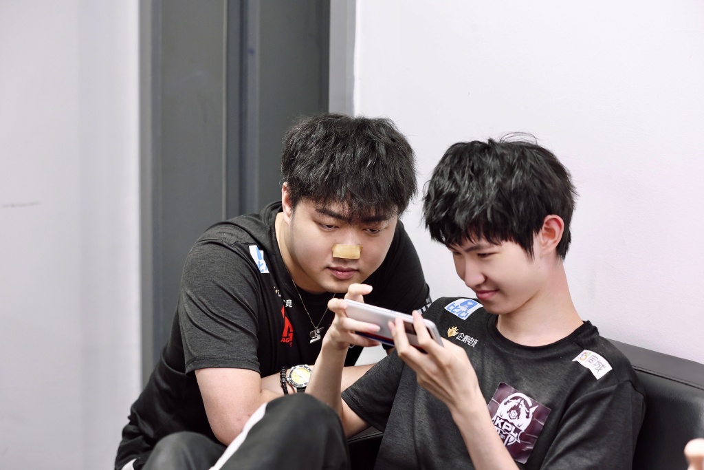 AG爆冷输给DYG，全队状态低迷。啊泽成为AG唯一的大腿。