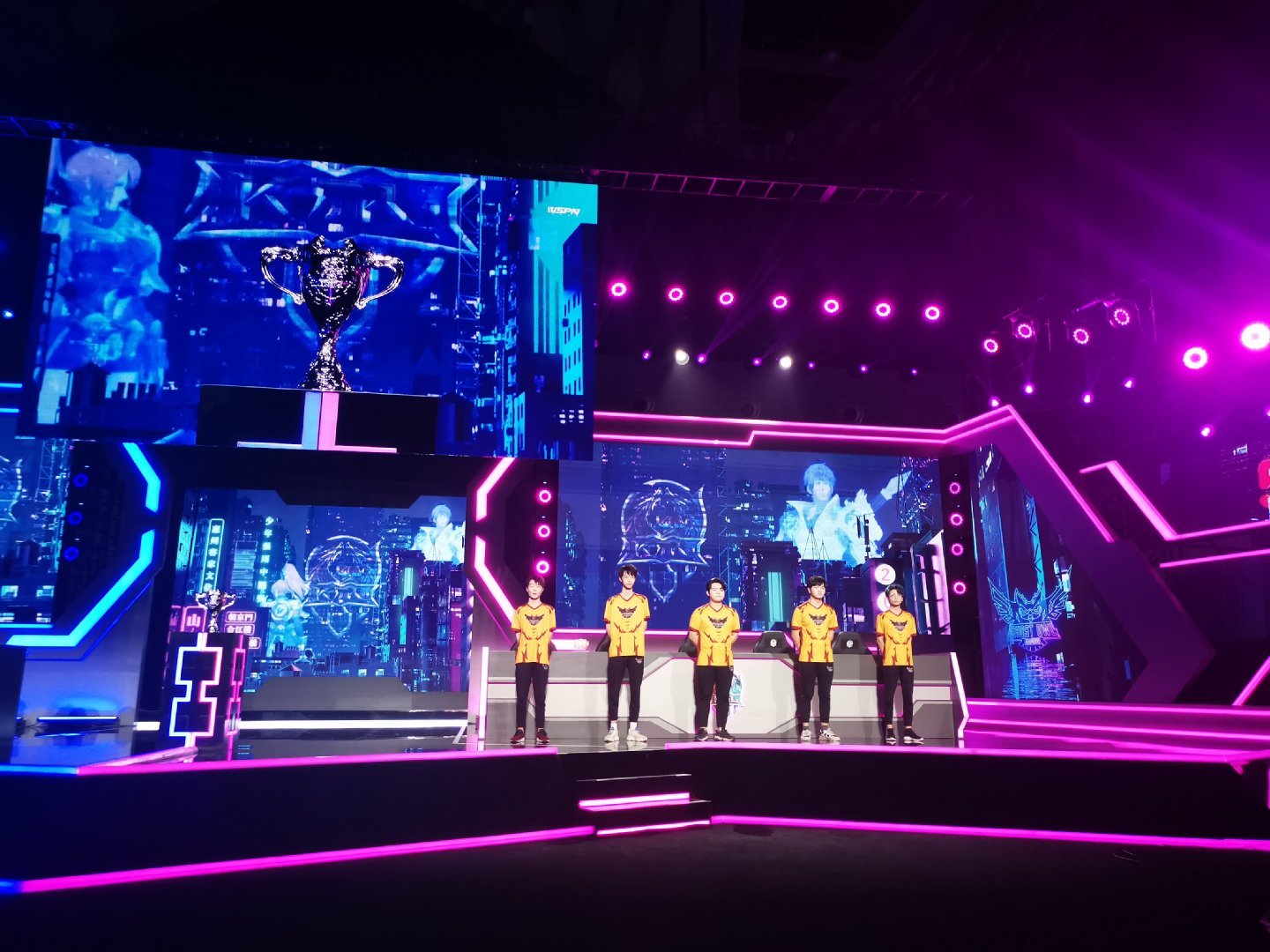 KGL官方被狠狠打脸，就没有想过GOG能夺冠，连夺冠的海报都没有！只能说XYG是被炒出来的！