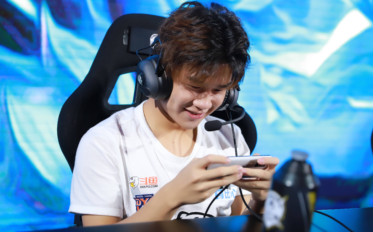 DYG教练直言小义太能“刷”，逆风能力不太行，和初晨反过来了