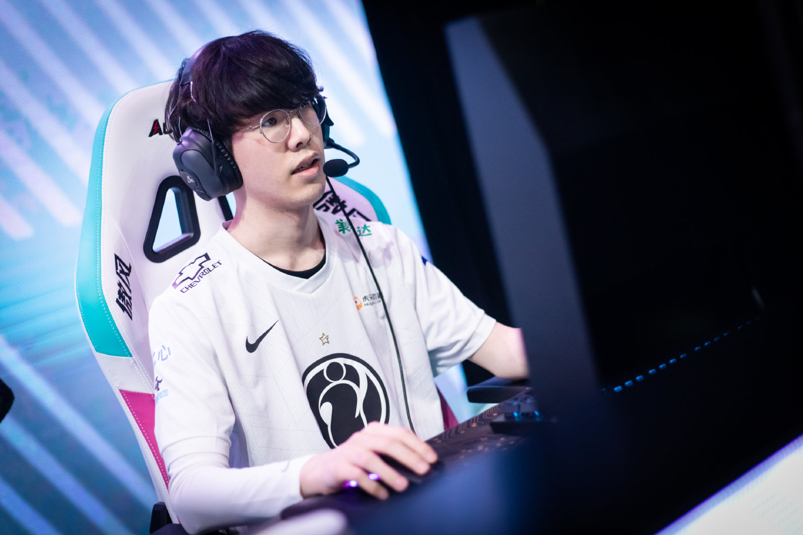 Theshy因缺席春季赛首发被质疑：职业态度也太不端正了，别人不回就你回？