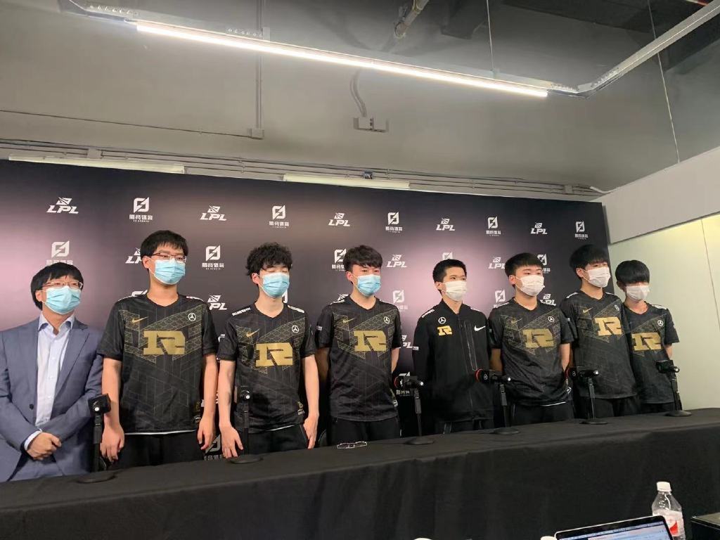 实属不易！RNG击败倒数第3的RW，Doinb大喊：他们回来了