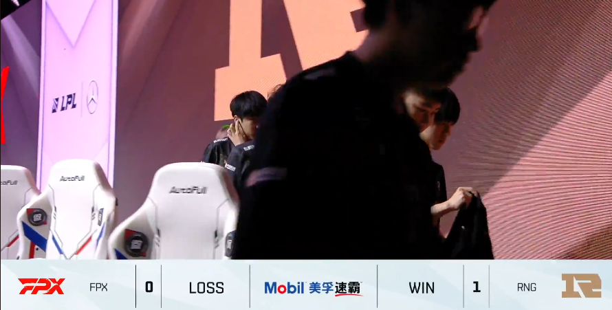 RNG艰难翻盘FPX！小虎对线两次单杀Nuguri，一战封神！