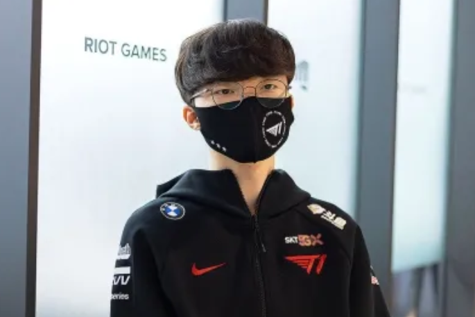 Faker被T1监督逼着当众道歉，网友直呼看不懂！