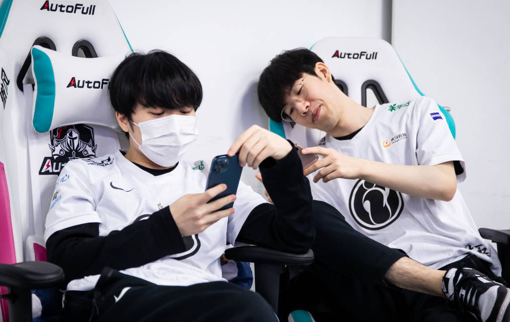 Rookie率队终结连败，FPX官博赛后沉默，IG铁粉扎堆换头像