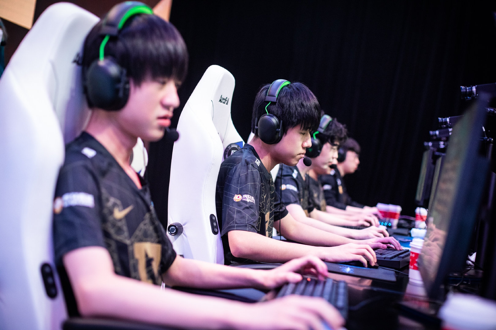 1-5的RNG如何破局？AJ：上调二队的中单，或者让小虎重回中路