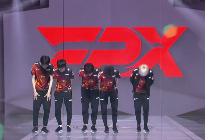 FPX2-1击败SN，晋级季后赛！Doinb四杀塞拉斯疯狂carry