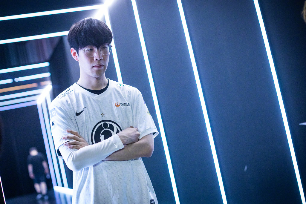 “明年见不到Theshy和Rookie的阵容”，PDD透露消息，宁王被喷：IG输了，你还直播