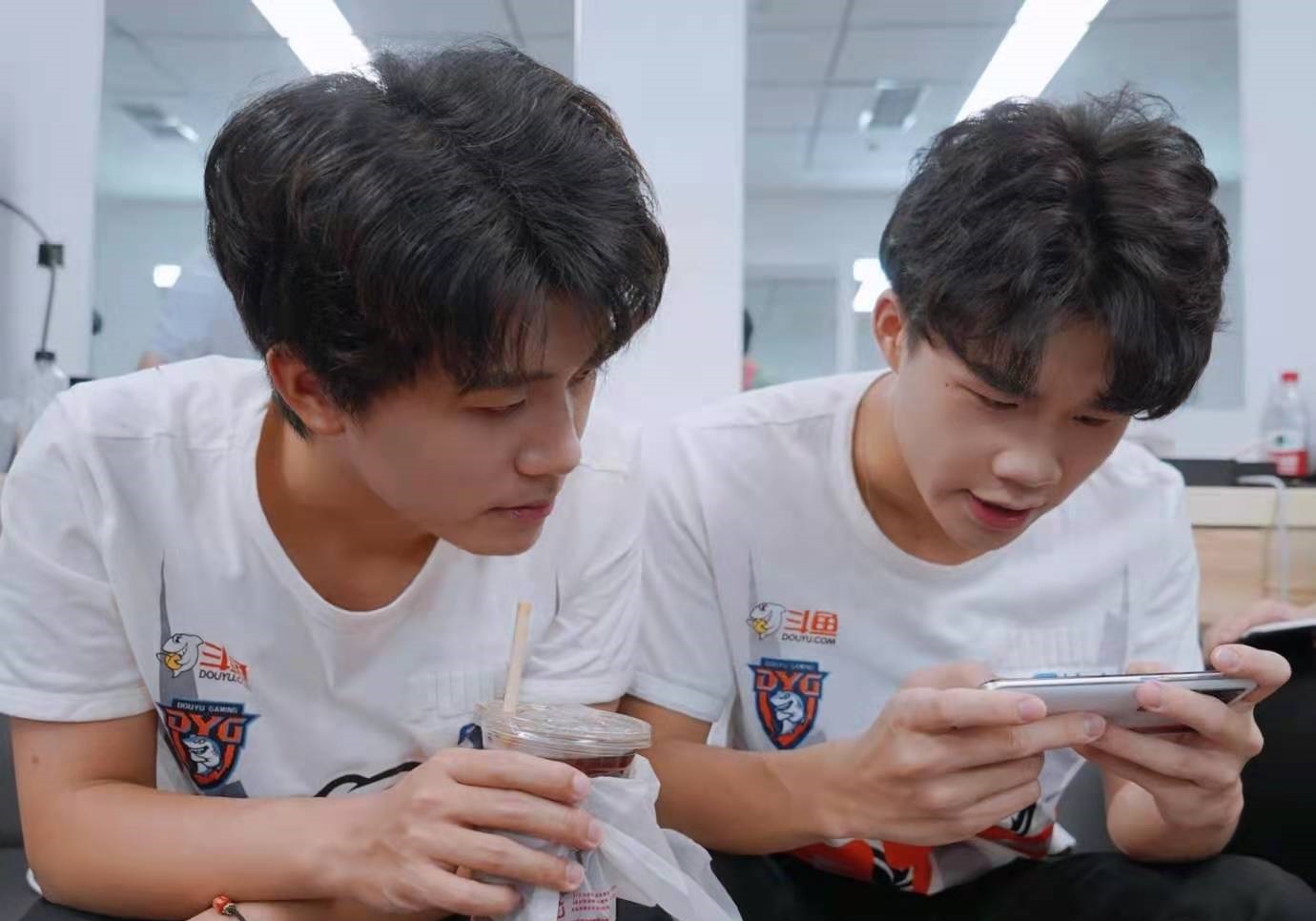 世冠小组赛：RW成A组“黑马”，和AG、TTG争第1，DYG想晋级有点难！