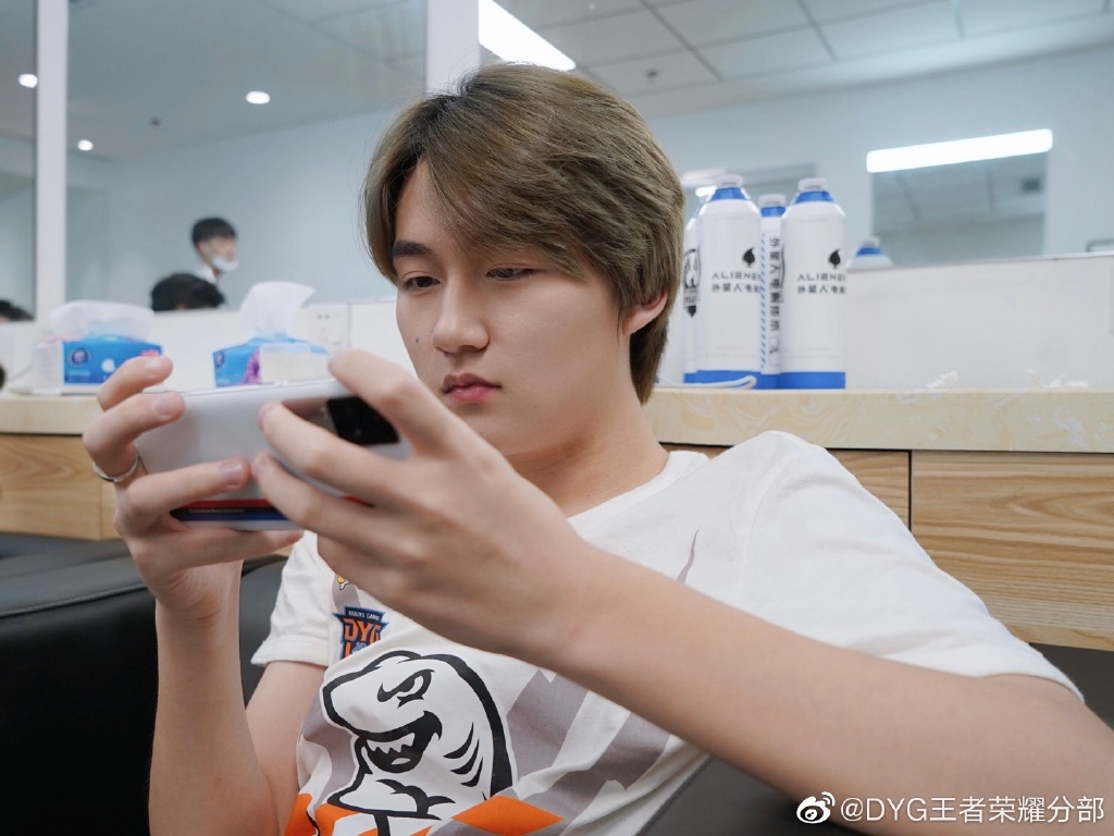 没有最差只有更差，DYG八分钟被推到高地，惨遭MTG零封