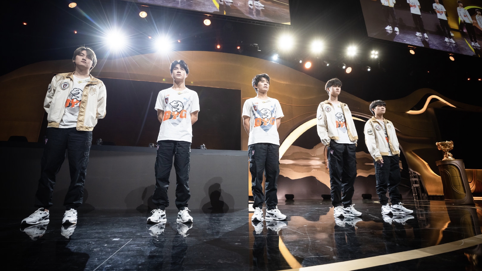 MTG碾压RW侠，出线形势一片大好，DYG想出线只能看AG超玩会脸色