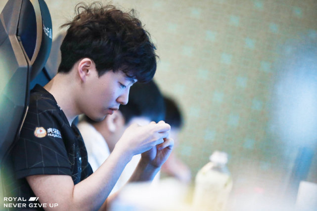 “阿乐复仇RNG，Cryin被打退役”，UZI怒喷：中单太混了，心疼Gala