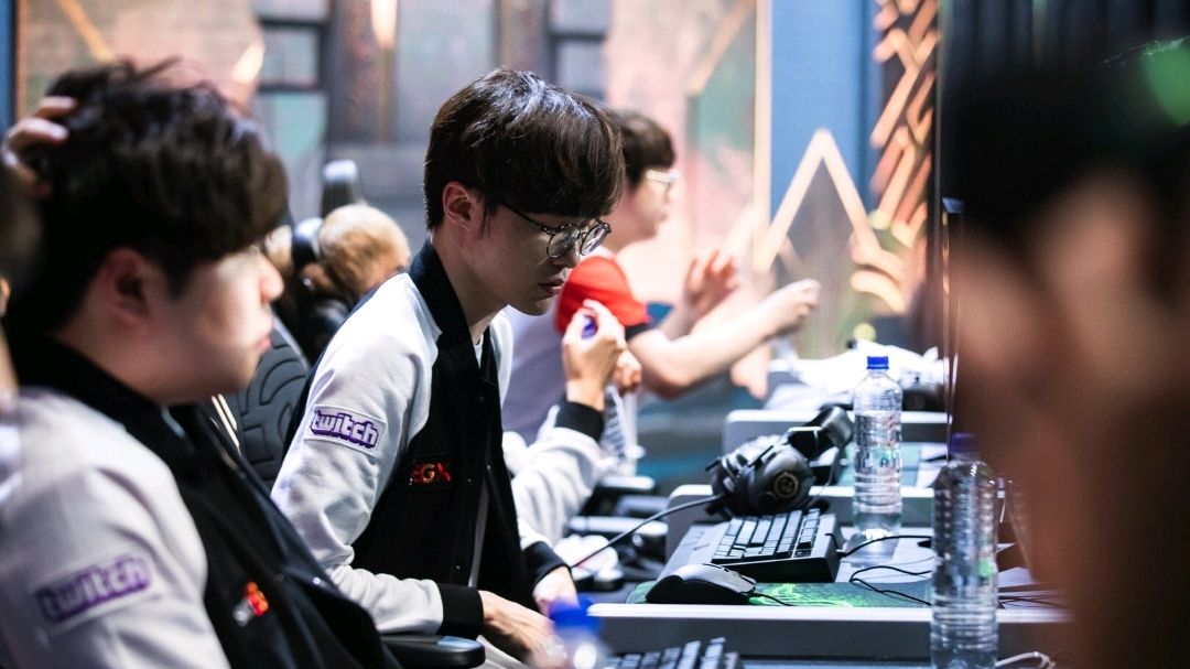 一比三不敌DK T1指挥背大锅 Faker终被打出中路差距