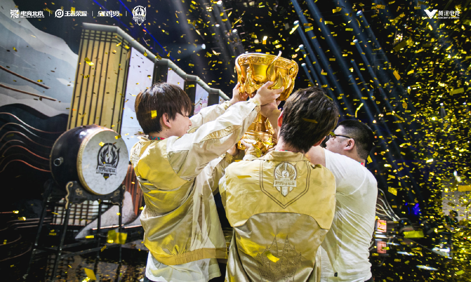 QG成为KPL首个“六冠王”，Fly拿到第6个FMVP！李九：明年世冠有国外队伍了