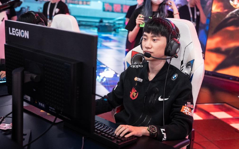 “EDG要击败FPX2次才配拿冠军”，FPX粉丝发文怒斥，Doinb成为最大输家！微笑一语中的