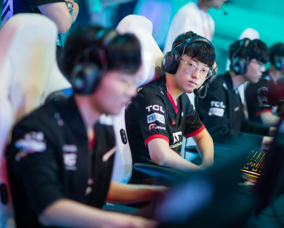 夺冠后EDG地位多卑微？外媒公开打脸，FPX依然位列S11榜首