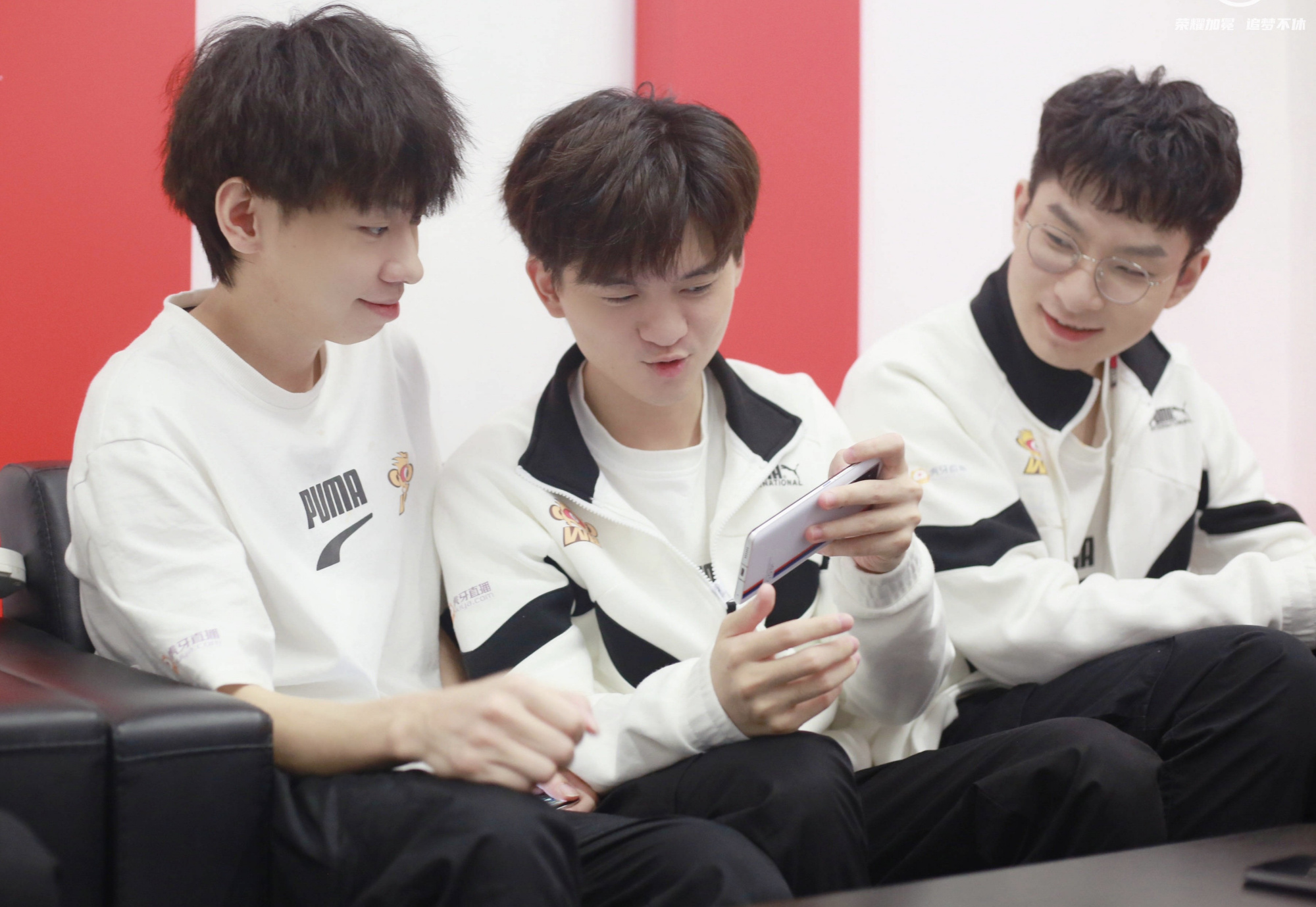 谁还说XYG连胜是运气？B组实力最强的WB，也成为了XYG的手下败将