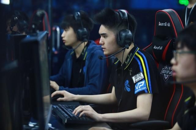 ti10淘汰赛：LGD选了T1，IG选了雪碧，一切尽在虎牙SCCC掌握中？