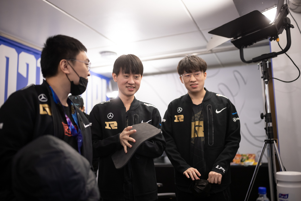 “RNG二连胜，小组第一”，和FNC上演大乱斗，小虎达成1项成就