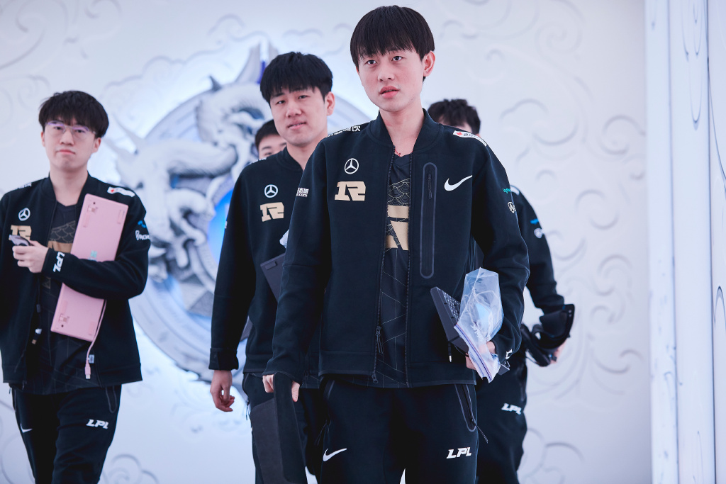 “此子必须放回LCK！”RNG击败HLE，Morgan离谱发挥引热议！Deft打出泪目局，令人心疼