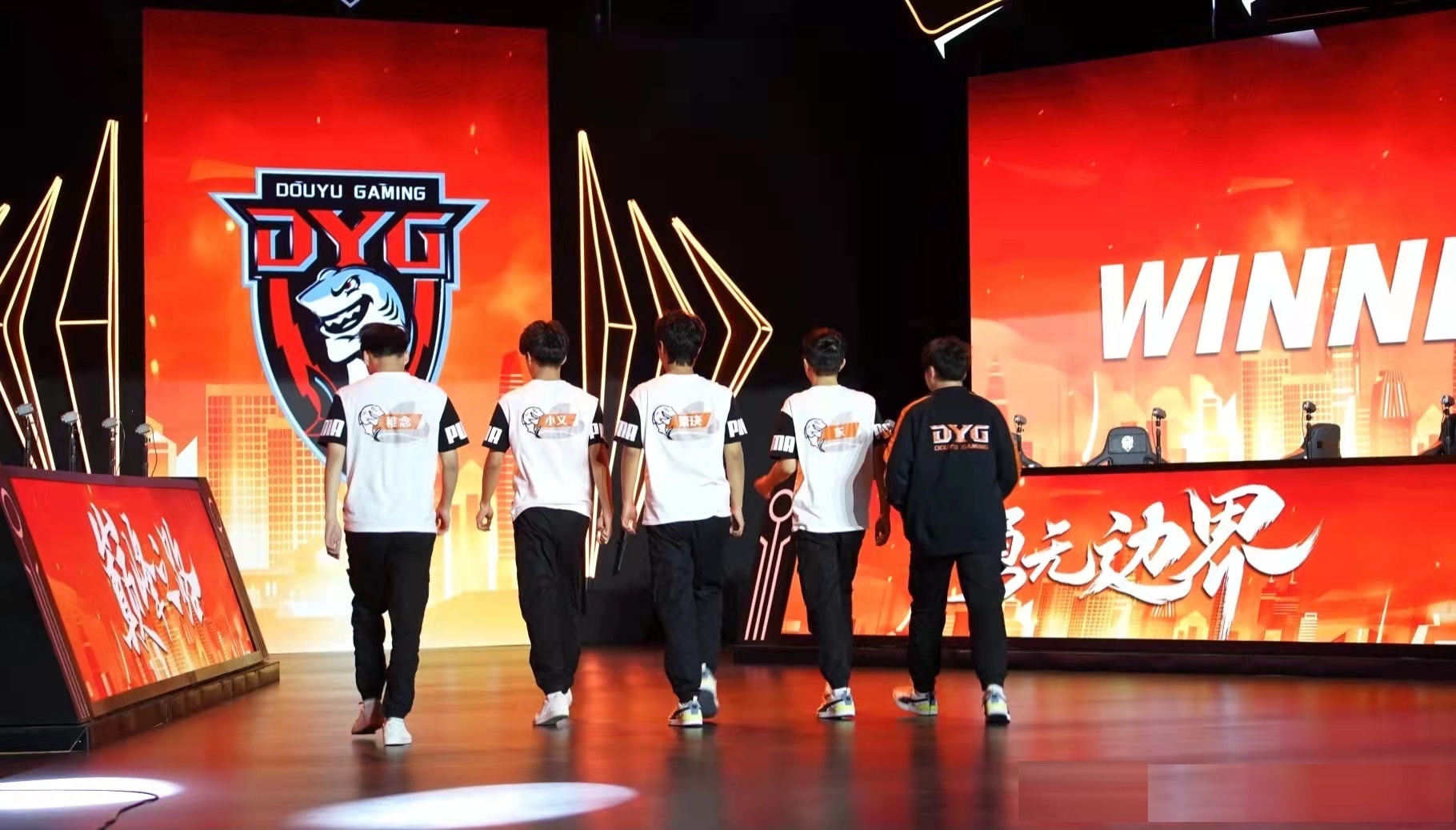 DYG0-3不敌XYG，小义深夜破防：输得很难受，包袱太重，太累了！