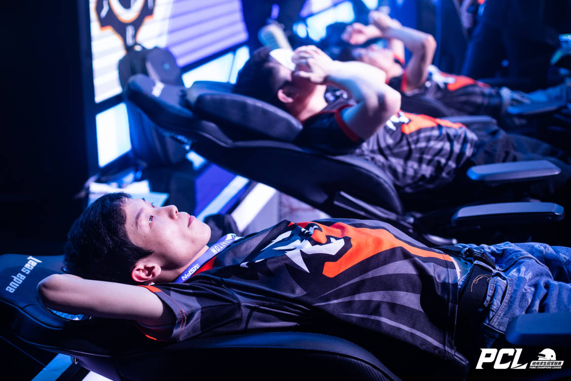 Mad98又“退位”了？KX战队合照未见8少，PGC是否有机会上场？