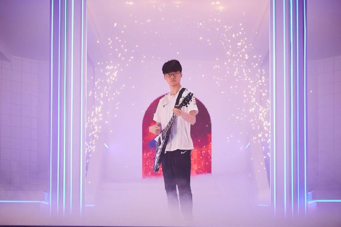 “新王挑战旧王”，Faker立下Flag，ShowMaker成为最有希望超越Faker中单