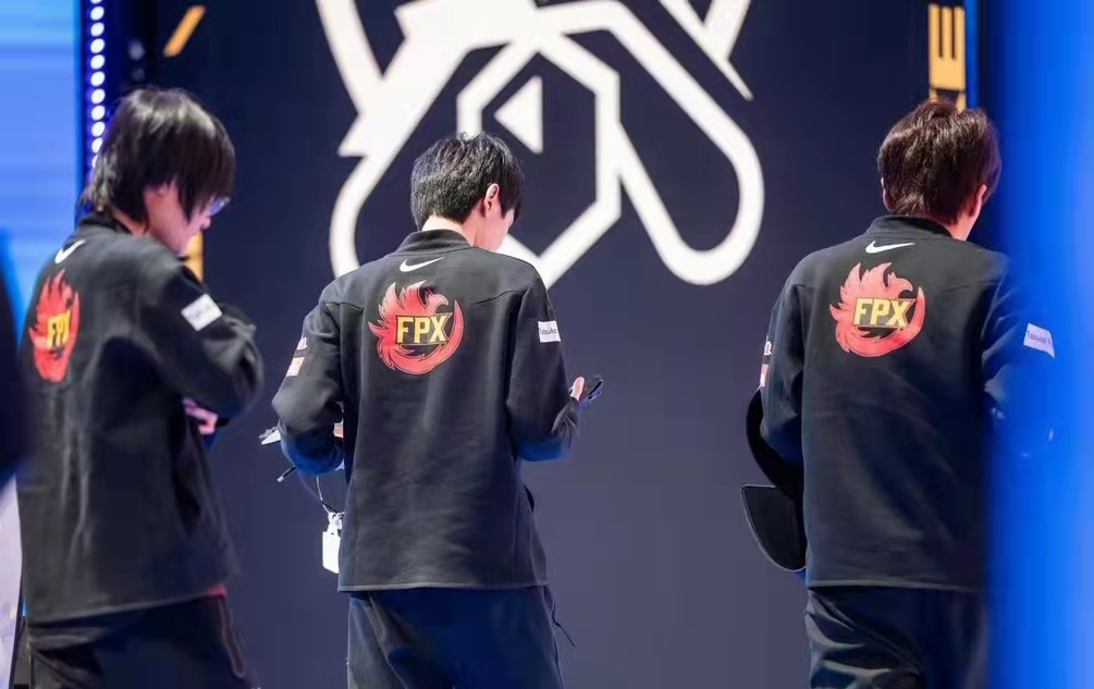 Doinb承认妖姬不会玩！夸赞Cryin另有目的，随后解释让网友破防