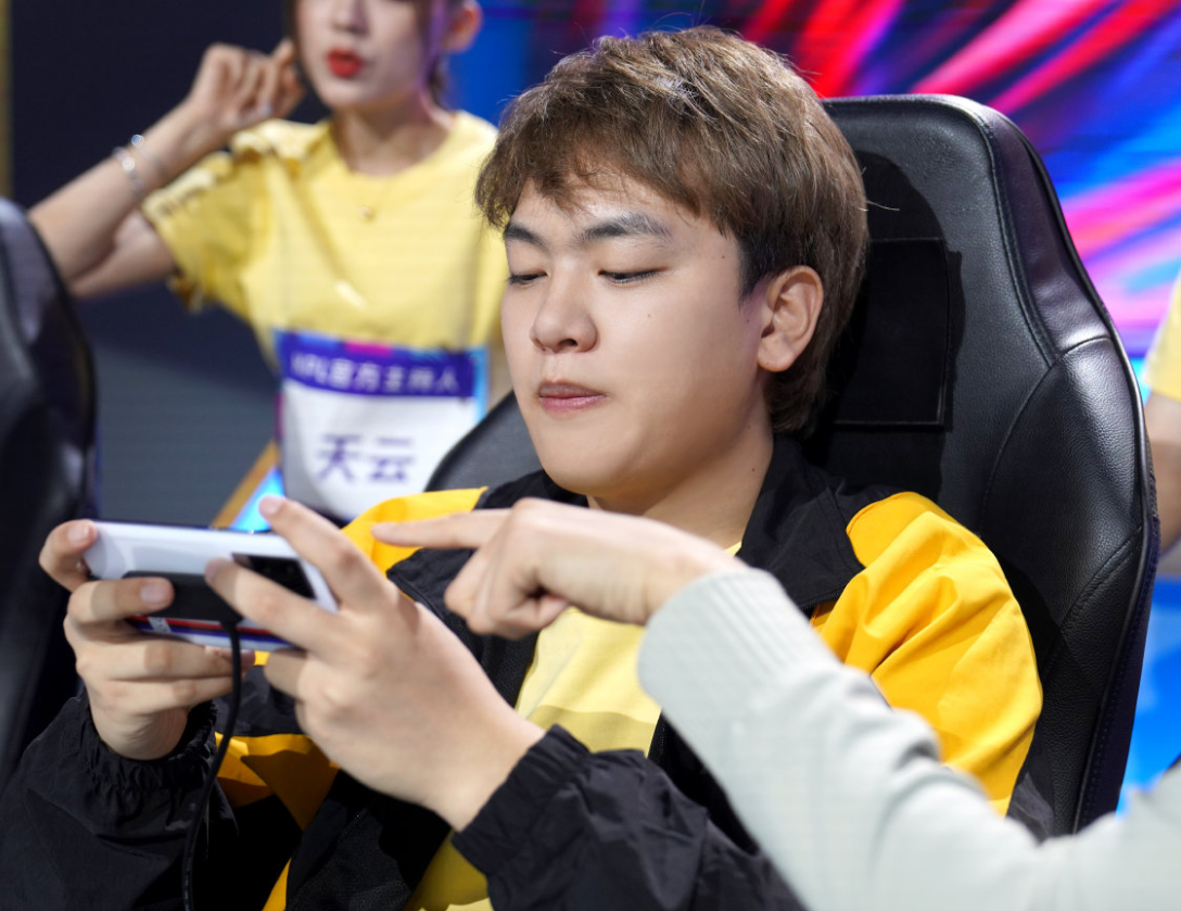 网友透露AG一旦打XYG输掉，月光会继续轮换，久诚最初不是固定阵容
