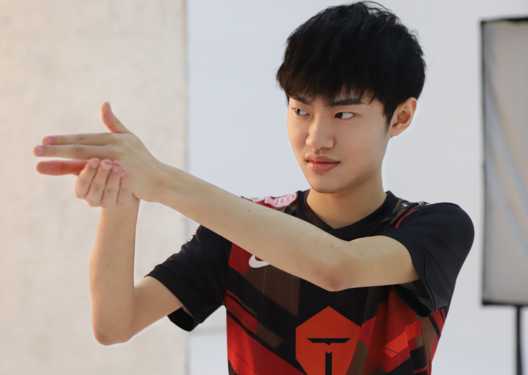 许秀要来LPL赛区？知情人爆料：FPX要买ShowMaker和Canyon