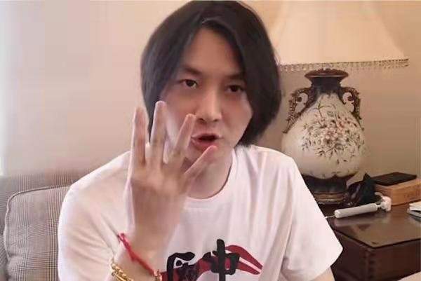 XYG赢了ES一小局，张大仙直播间被爆破，网友请求破绽上场