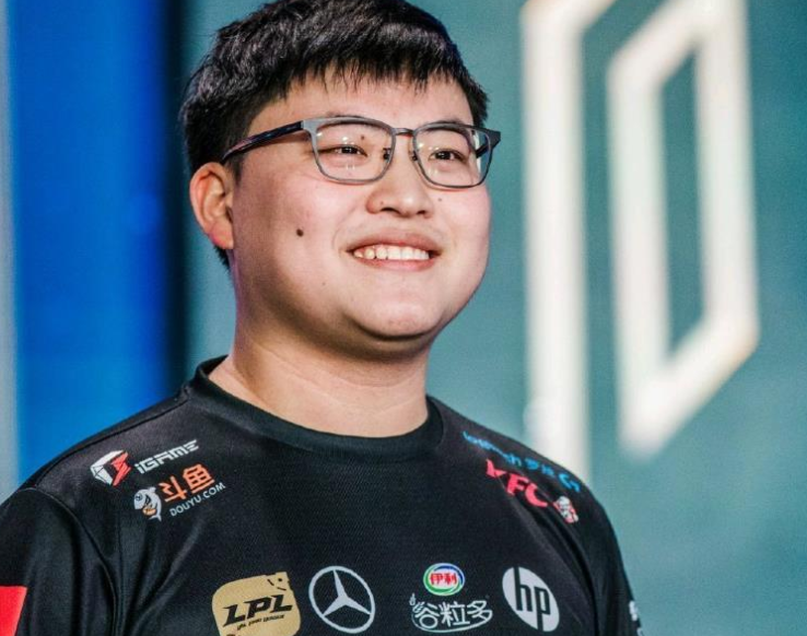 银河战舰来了？S11转会期BLG选手阵容爆料合集，中单FoFo下路UZI