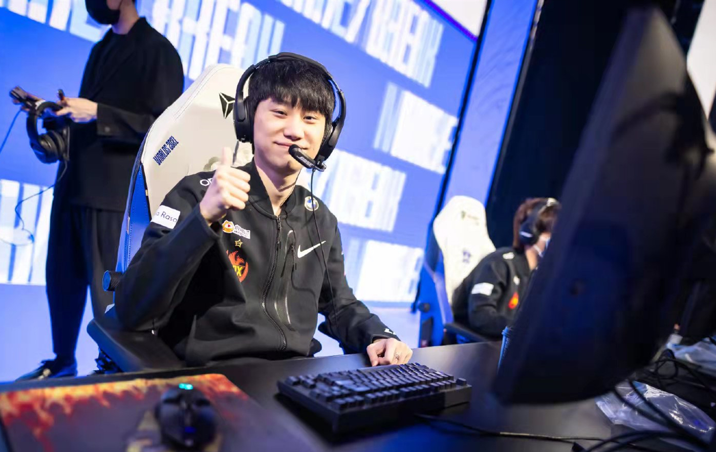 Uzi复出被Doinb实锤，认证为LOL职业选手，Uzi经纪人紧急发声澄清