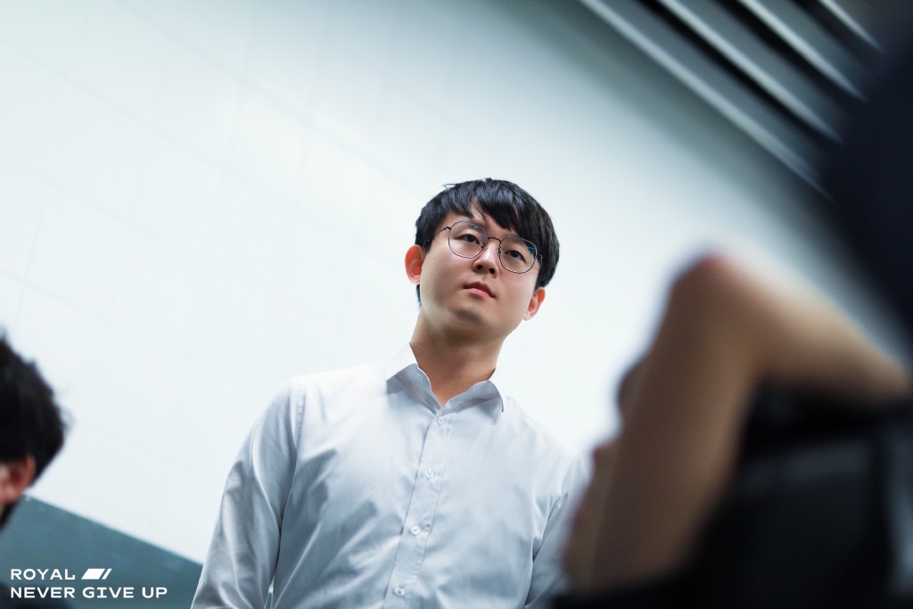 “RNG被偷家了！”知情人爆料：Cryin接近签约FPX，RNG正在联系蕉太狼！冠军教练加盟LNG，新赛季即将起飞