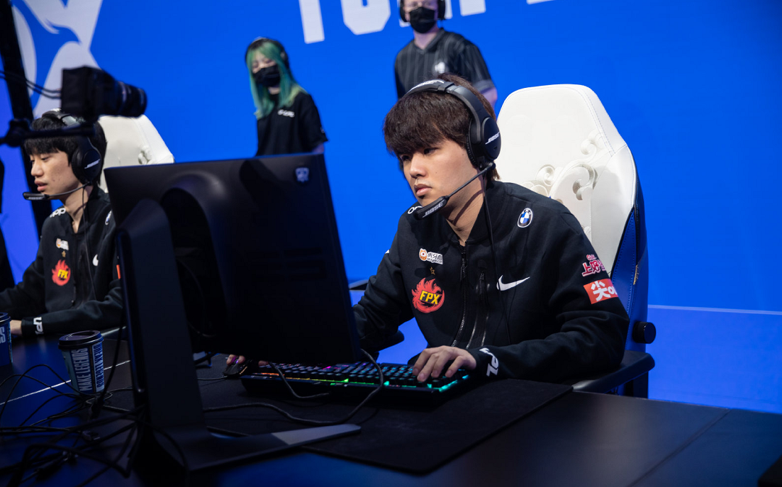 “FPX众人离队，LWX深夜破防”，无限循环“体面”，粉丝哭了！Doinb：LWX真的长大了