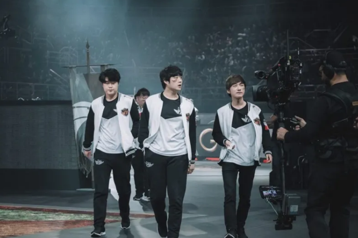 Bang宣布退役后连发十张图！满是SKT回忆，其中一张特别扎心