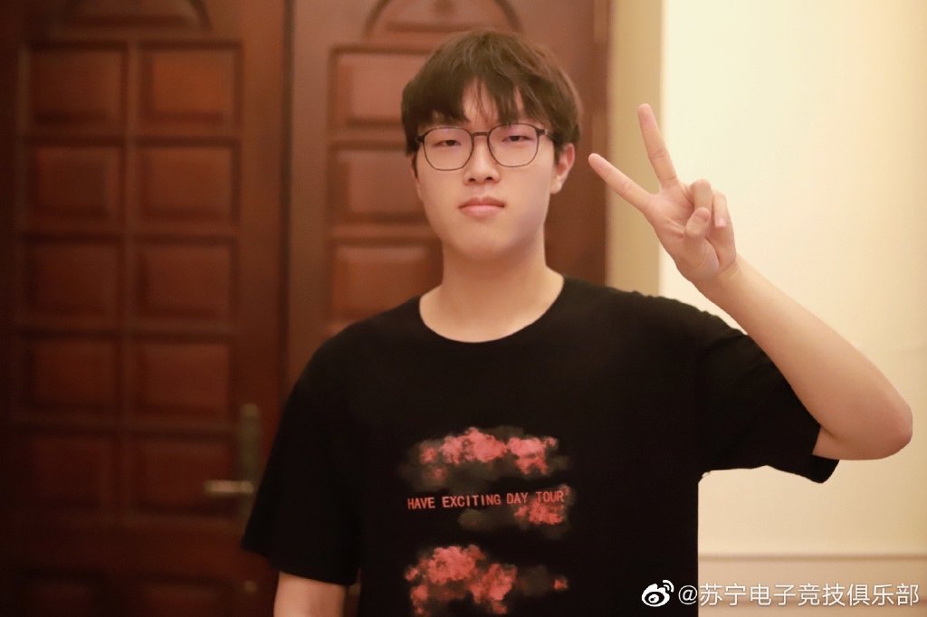 “RNG新赛季有大变动！”知情人爆料：小虎新赛季转中，RNG在争夺Bin！Rookie去向二选一，或将加盟垫底战队