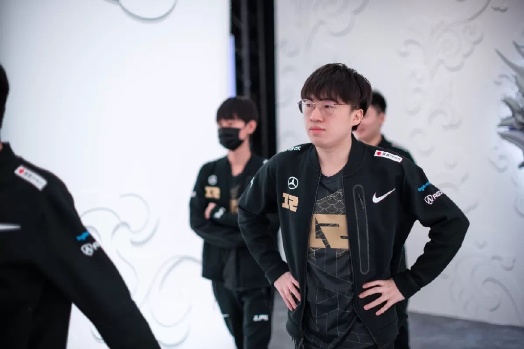 “RNG新赛季有大变动！”知情人爆料：小虎新赛季转中，RNG在争夺Bin！Rookie去向二选一，或将加盟垫底战队