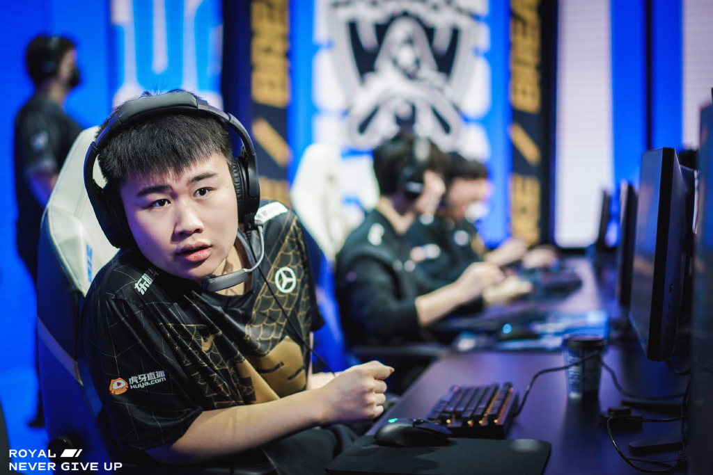 “RNG新赛季有大变动！”知情人爆料：小虎新赛季转中，RNG在争夺Bin！Rookie去向二选一，或将加盟垫底战队