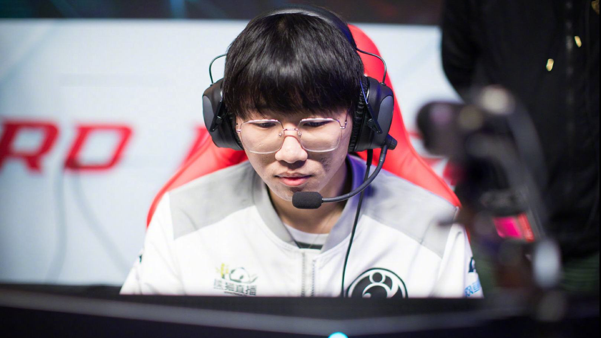 “RNG新赛季有大变动！”知情人爆料：小虎新赛季转中，RNG在争夺Bin！Rookie去向二选一，或将加盟垫底战队