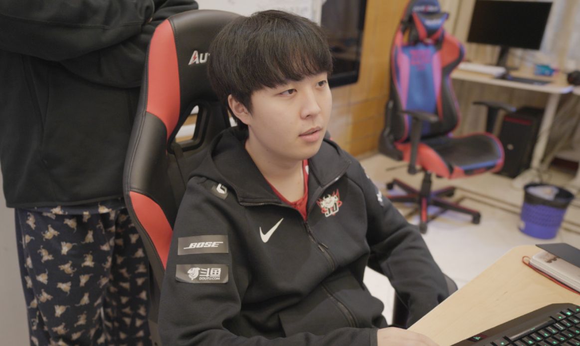 “LPL又一银河战舰诞生！”知情人爆料：Rookie携手Kanavi加盟V5，还有顶级教练团执教！RNG成立至臻全华班