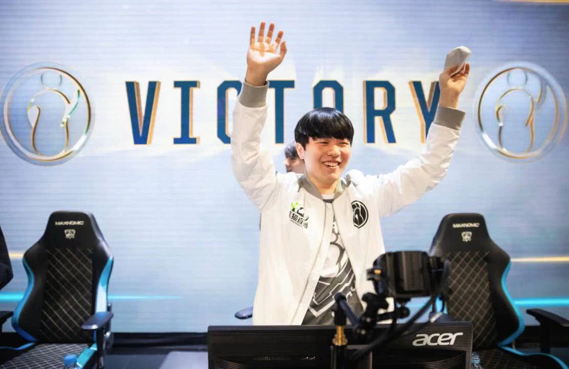 “LPL又一银河战舰诞生！”知情人爆料：Rookie携手Kanavi加盟V5，还有顶级教练团执教！RNG成立至臻全华班