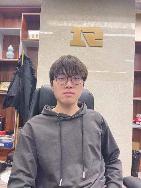 “RNG史上最强的上单”！Bin来到RNG兴奋拍照，Letme给出最高评价