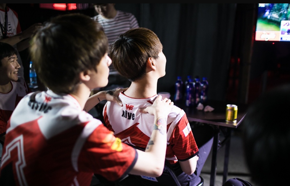 兮夜重返老东家？LNG中单深夜爆料，EDG替补打野找到下家