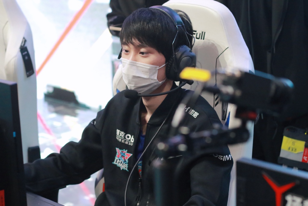 “Doinb和世界赛完全是两个人”，LNG吊打OMG，Doinb成为全场焦点
