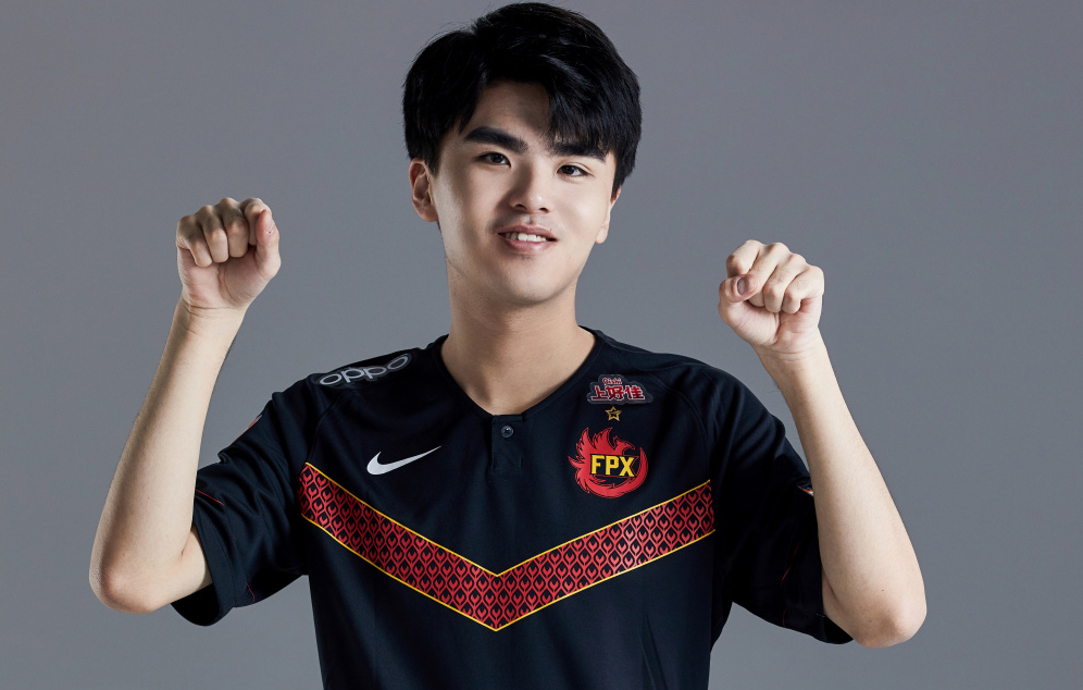 峡谷晚报：LWX手刃Doinb晋级决赛，V5官宣新教练