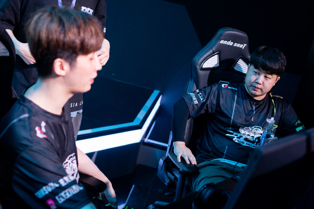 4AM换人抢点败阵，JuFu训练赛乱玩被禁赛，参与者还不是本队选手